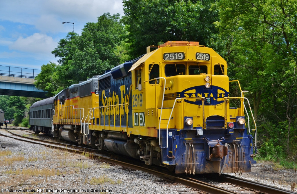 LTEX 2519 brings out Mount Baxter for the last car on the train home.